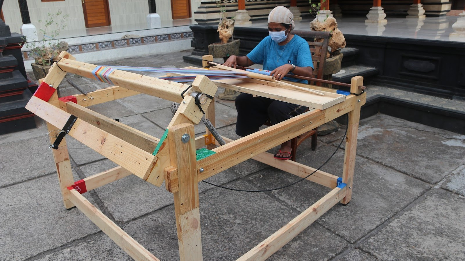 Ergonomic Weaving Tool (1) | Solutions Catalog Kopernik